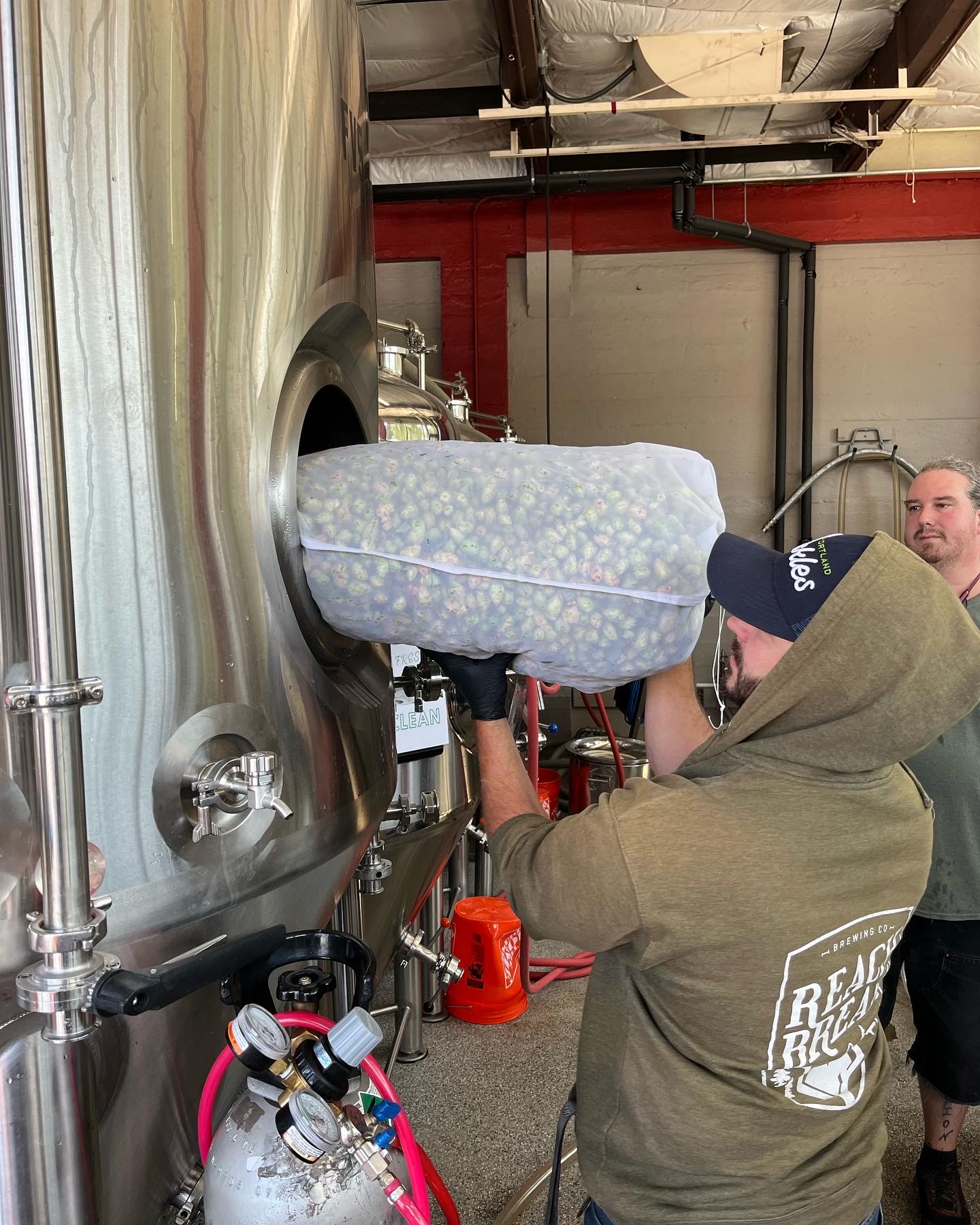 THE STORY OF A FRESH HOP BEER - Astoria Beer Zone